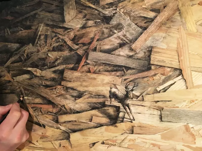 Kunstenaar Pejac gebruikt geperst hout als canvas voor zijn inktzwarte schilderijen van mens versus natuur 10168_13