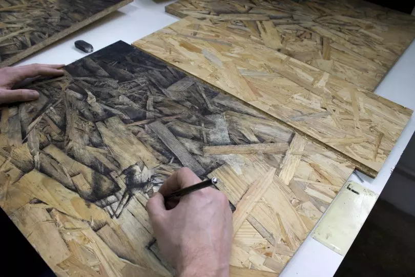 Kunstneren Pejac bruker presset tre som lerret for sine blekkfargede malerier av mennesket versus naturen 10168_15