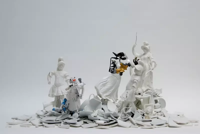 War & Pieces: A több ezer porcelántöredékből álló szobor atomrobbanást ábrázol