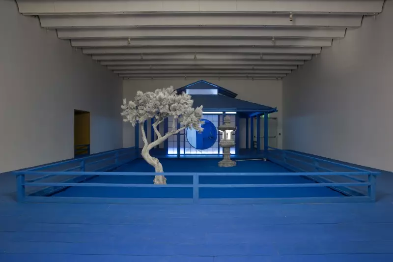 Stonneplang: Daniel Arsham verwandelt Galerie mat hell blo Installatiounen