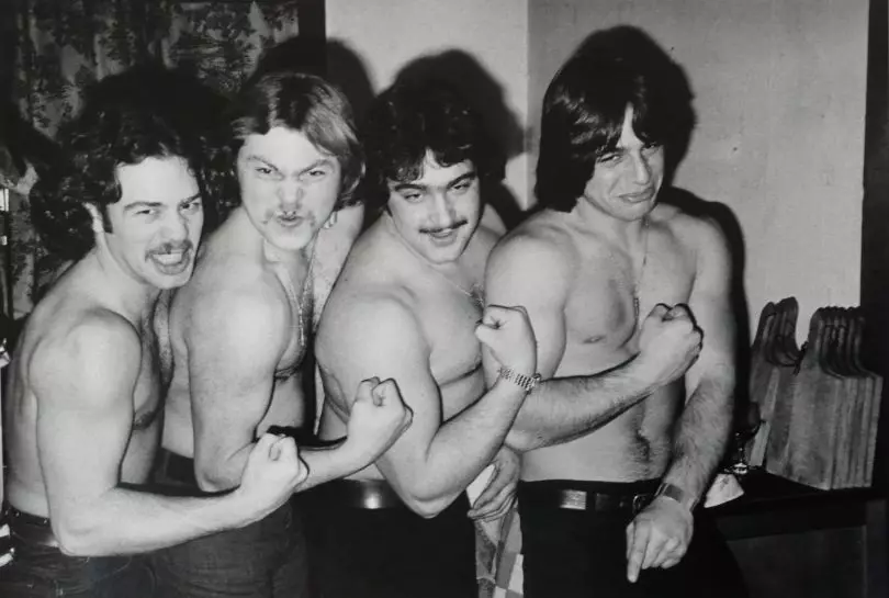 Tony and the Bar Boys, 1975 © Joseph Szabó. A Michael Hoppen Gallery jóvoltából