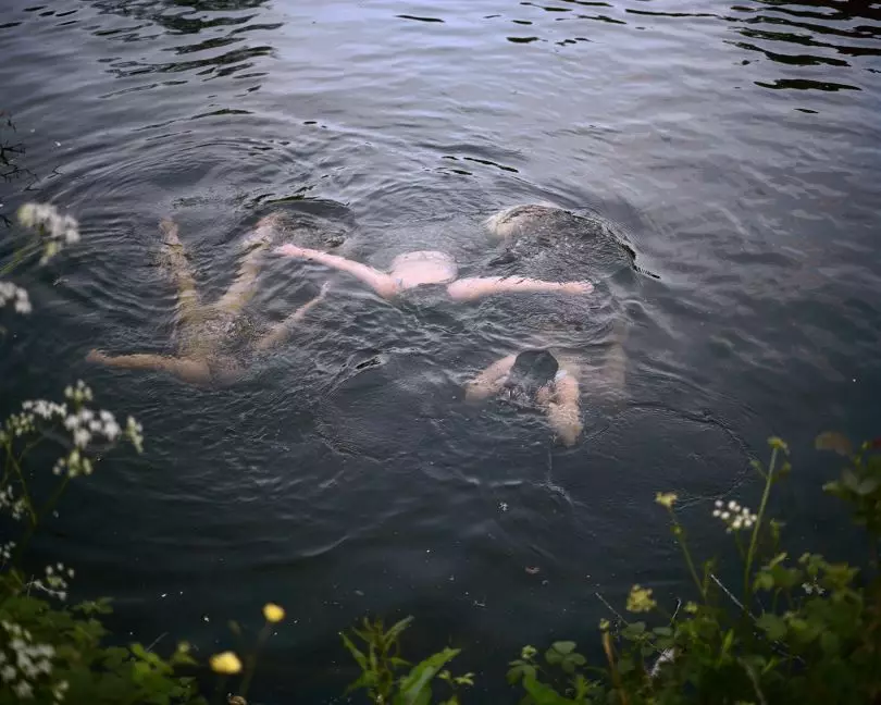 Alkonyatkor úszó lányok © Sian Davey. A Michael Hoppen Gallery jóvoltából