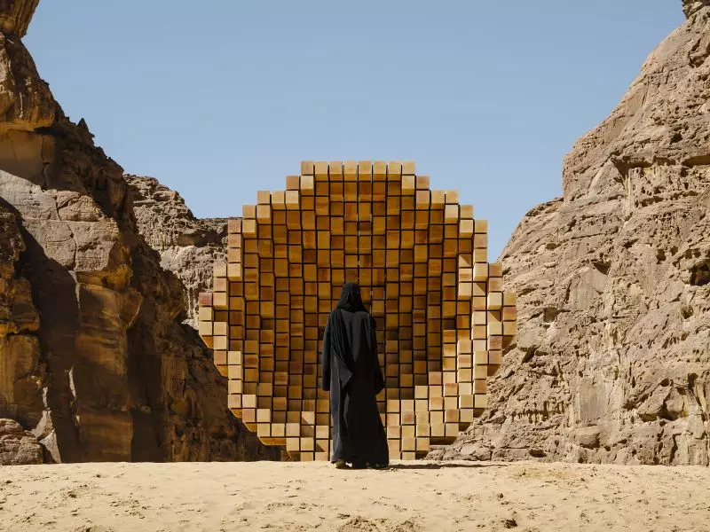 Impressionants obres d'art ambientades en un antic desert àrab exploren idees de miratge i oasi