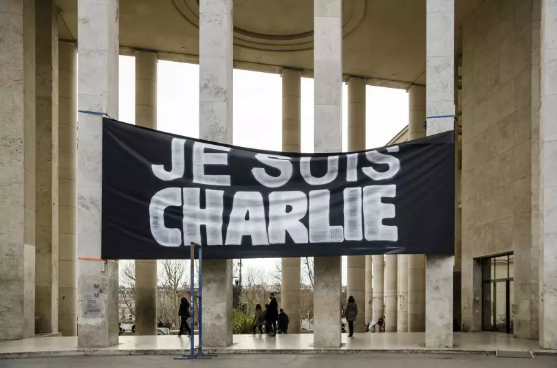 Banner di Je suis Charlie fuori dal Palais de Tokyo il 10 gennaio 2015. Credito immagine: Paul SKG