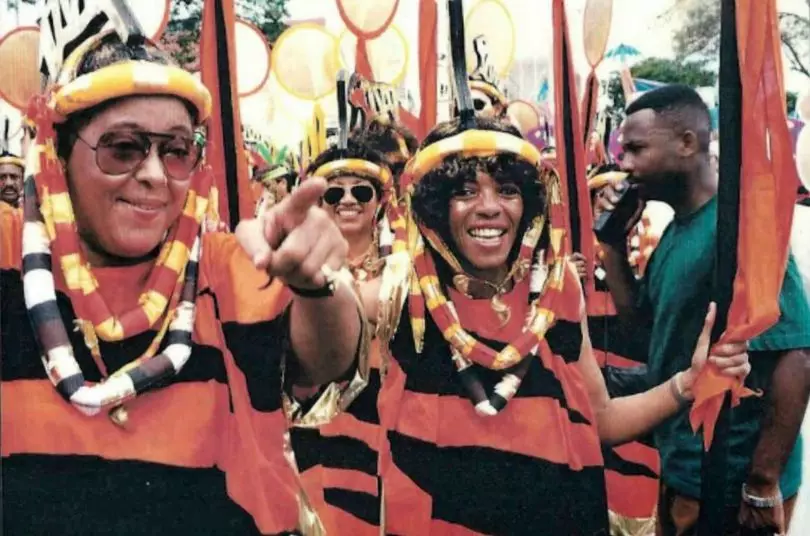 Margaret Busby û Jan Bain-Mottley bi koma Peter Minshall re dilîzin, Trinidad, 1996 © Horace Ové