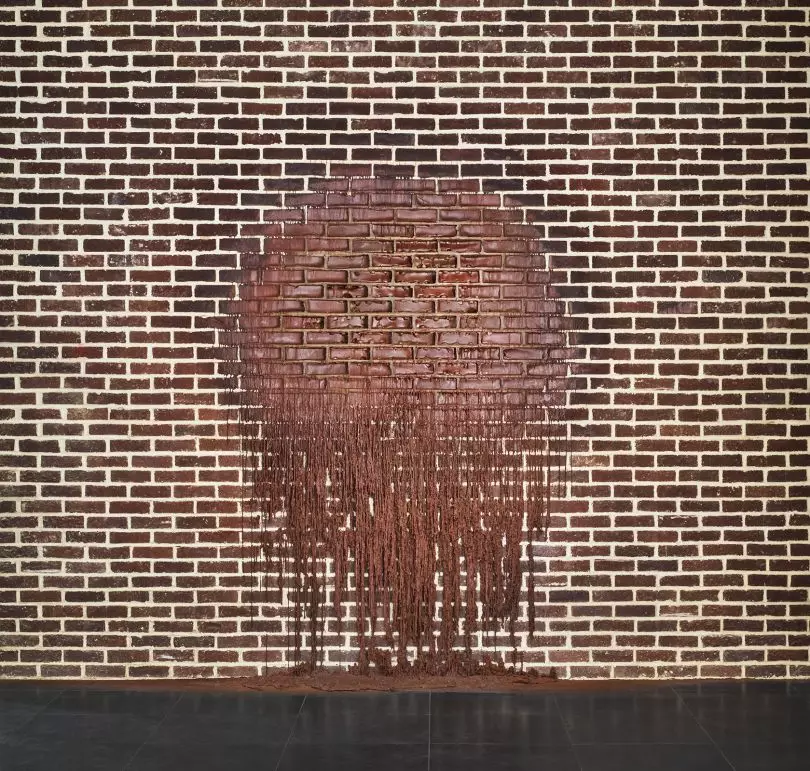 Alex Chinneck ثقب في كيس الأعصاب بإذن من الفنان © Photo Charles Emerson