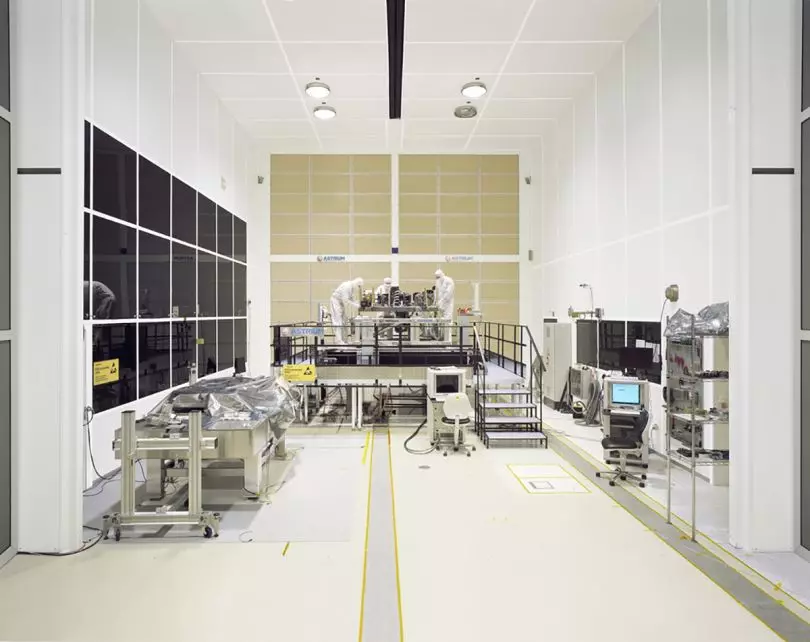 Civîna Amûra spektrografê ya Nêzîkî InfraRed (NIRSpec), yek ji çar amûrên li ser Teleskopa Fezayê ya ESA- NASA James Webb (Airbus Parastinê û Fezayê, Ottobrunn ISO Class 5 Tesîsa Yekbûnê, Almanya) @ Edgar Martins