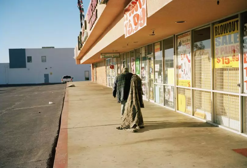 Bobis tempia savo antklodę, kad išpainiotų energijos laukus. 13 metų benamis. Las Vegasas, Nevada, 2016 m. © Thilde Jensen