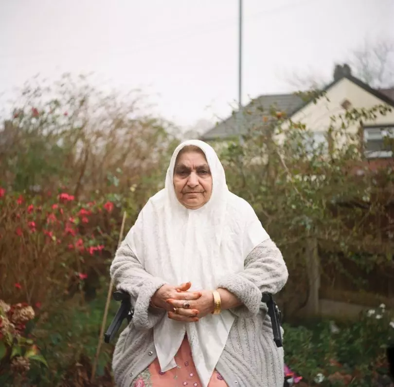 RETRATO DE HALIMA JABEEN NO SEU XARDÍN FRONTAL de Maryam Wahid