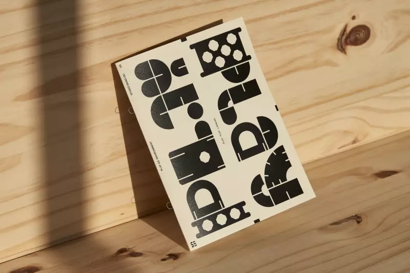 સ્ટુડિયો બેંગ-ગુ દ્વારા એક નવું ઝાઇન સિંગાપોરના આઇકોનિક ડ્રેગન-પ્રેરિત રમતના મેદાનની ઉજવણી કરે છે
