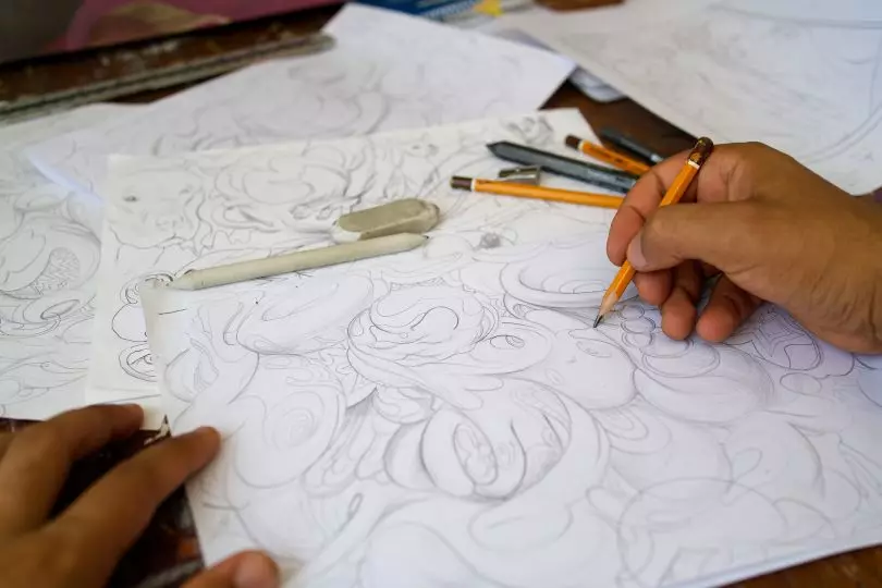 جارویس په خپلو چارکول نقاشیو کار کوي. © جارویس بروکفیلډ