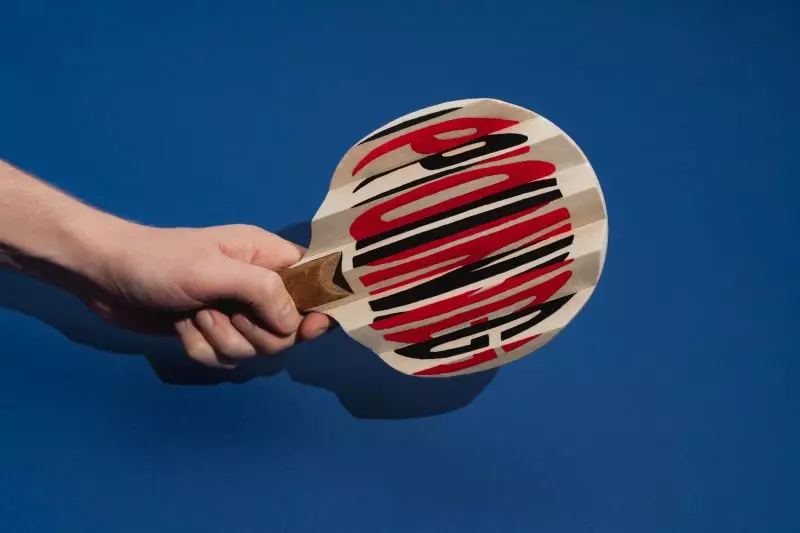 Ang mga paddle sa ping pong nakakuha usa ka mahimayaon nga pagbag-o sa paglalang aron suportahan ang usa ka club tennis sa Glasgow