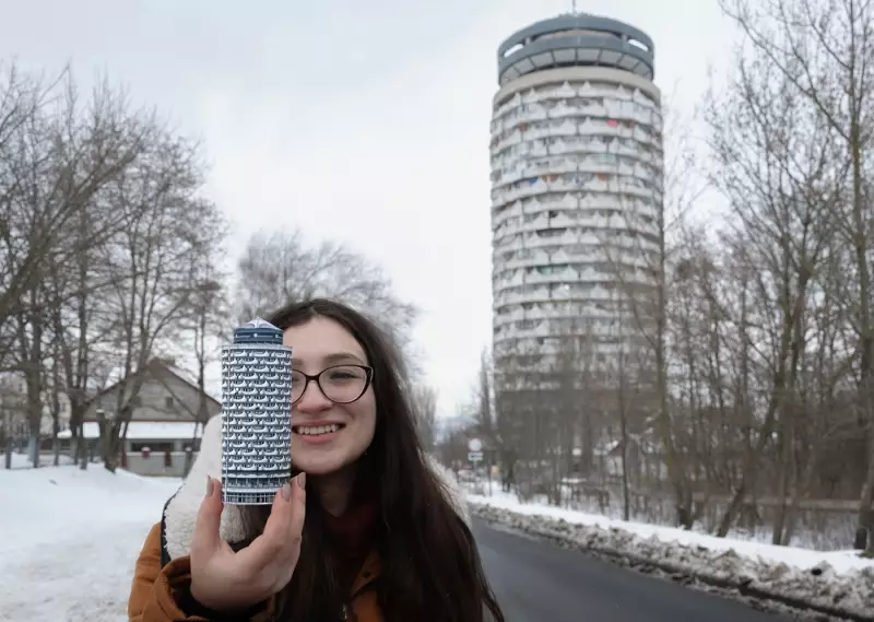 Жалға алушылар: Зупаграфика өзінің модернистік қағаз ғимараттарының артында тұрған адамдарды ашады