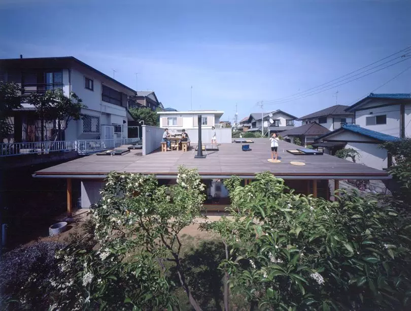 Tezuka Architects (Takaharu + Yui Tezuka) Kattotalo, 2001 © Katsuhisa Kida/FOTOTECA