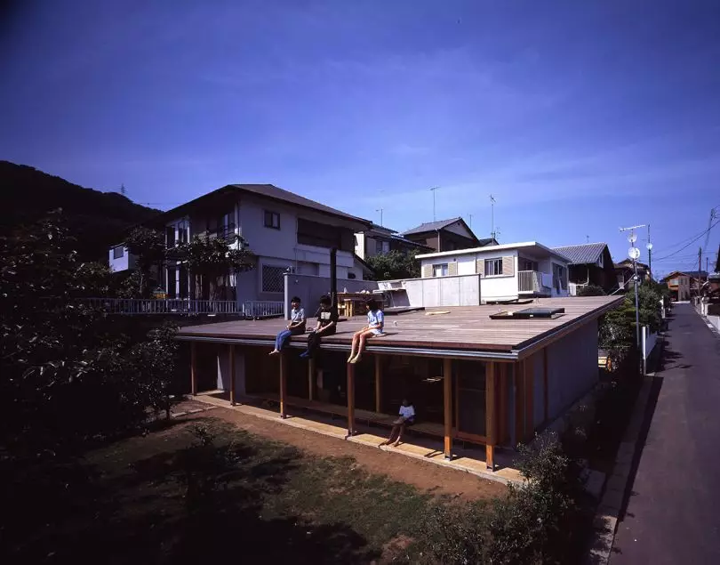 Tezuka Architects (Takaharu + Yui Tezuka) Kattotalo, 2001 © Katsuhisa Kida/FOTOTECA