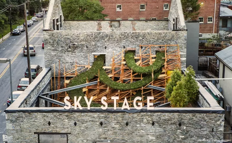 Sky Stage: ນັກສິລະປິນປ່ຽນອາຄານທີ່ຖືກໄຟໄຫມ້ເປັນສິລະປະດໍາລົງຊີວິດແລະໂຮງລະຄອນຊົ່ວຄາວ