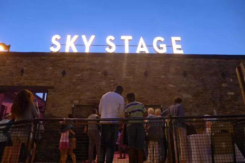 Sky Stage: Художник перетворює спалену будівлю на живе мистецтво та тимчасовий театр 1230_16