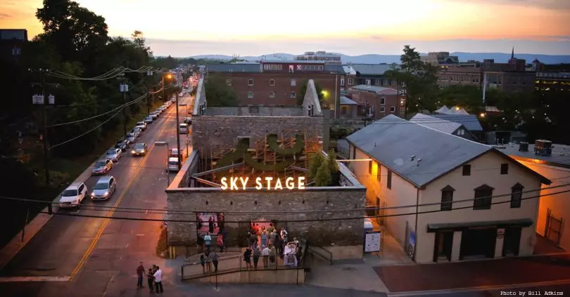 Sky Stage: Художник перетворює спалену будівлю на живе мистецтво та тимчасовий театр 1230_17