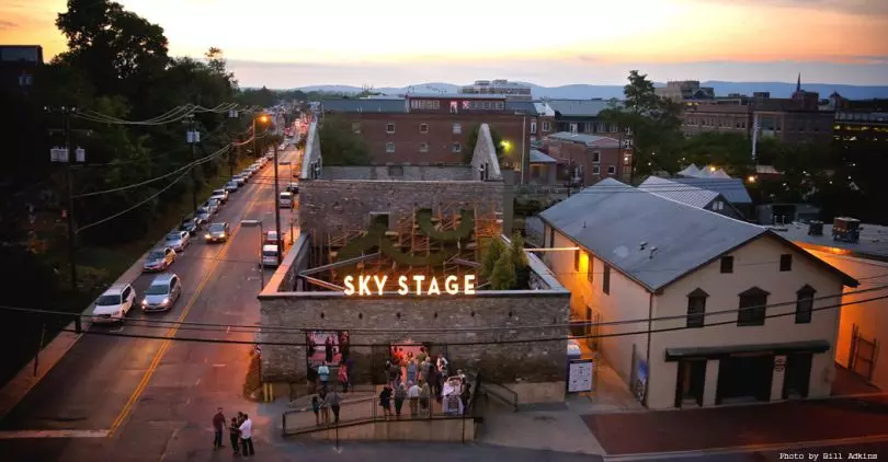 Sky Stage: Umetnik spremeni požgano zgradbo v živo umetnost in začasno gledališče 1230_17