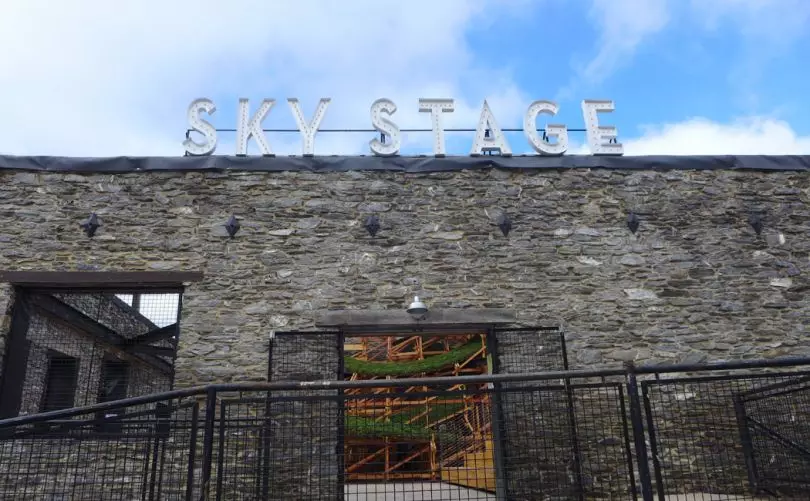Sky Stage: Художник перетворює спалену будівлю на живе мистецтво та тимчасовий театр 1230_9