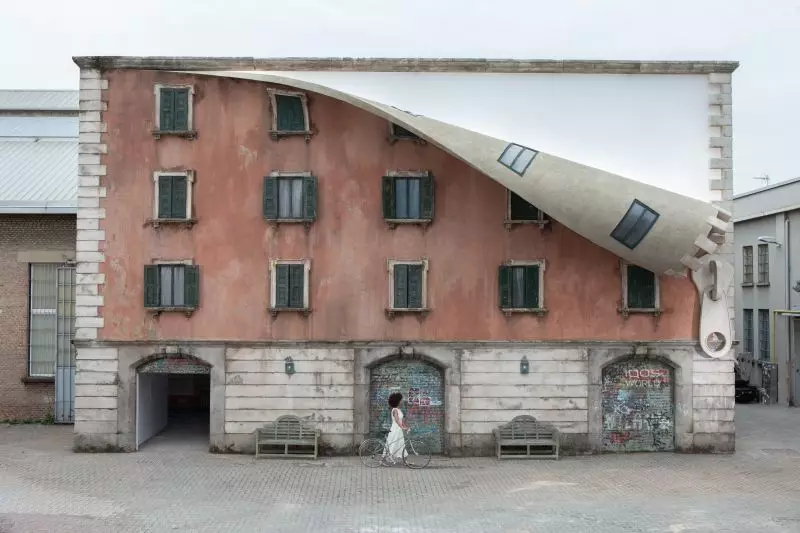 Alex Chinneck onthul sy nuutste 'ontritsde' gebou by vanjaar se Milan Design Week