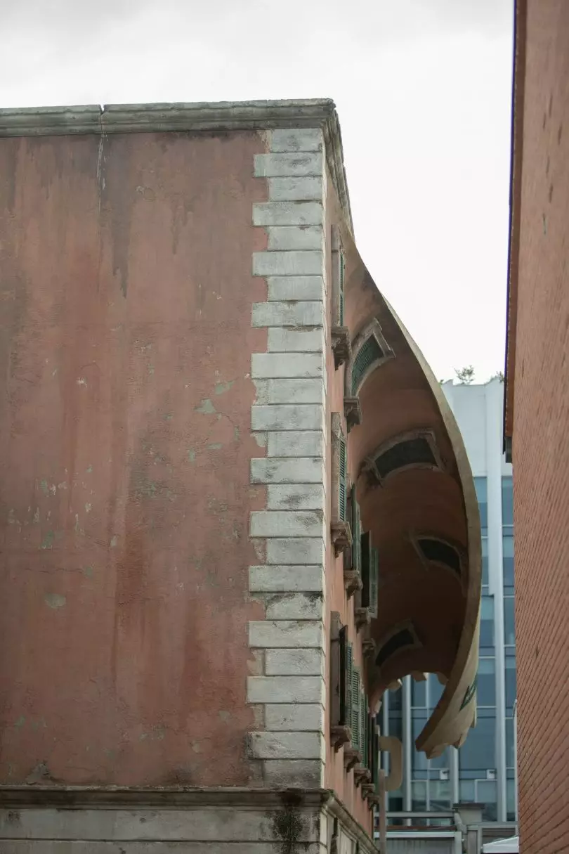 Alex Chinneck avumbulutsa nyumba yake yatsopano 'yosatsegulidwa' pa Milan Design Week ya chaka chino 1237_4