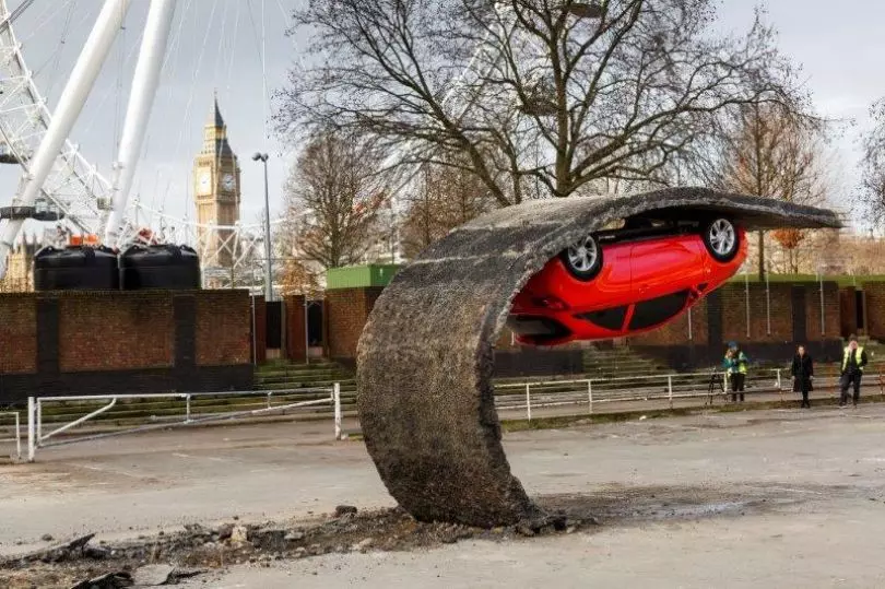 En parkeret bil hænger 15 fod i luften, mens den stadig er knyttet til vejen i London 1238_2