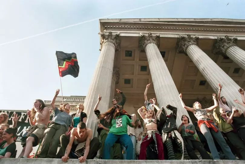 Återta gatorna. Trafalgar Square 1997 - Miljödemonstranter dansar framför National Gallery under vad som blev en av de största illegala sammankomsterna i dess historia.