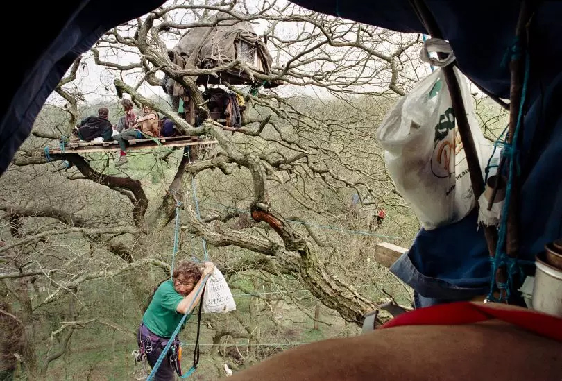 Protesta de Stanworth Valley M65 Road 1995: un manifestant creua la passarel·la de corda fins a una altra casa en l'arbre.