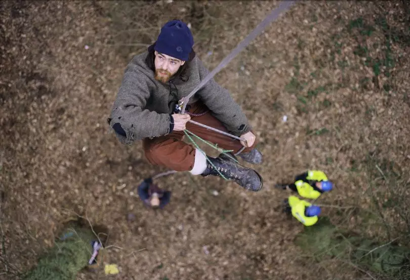 Newbury Bypass 1996: un activista s'enfonsa en un arbre. L'ús d'una tècnica d'escalada coneguda com prusiking va permetre als manifestants enfilar-se amb cordes individuals als arbres tirant de la corda darrere d'ells com un pont llevadís.