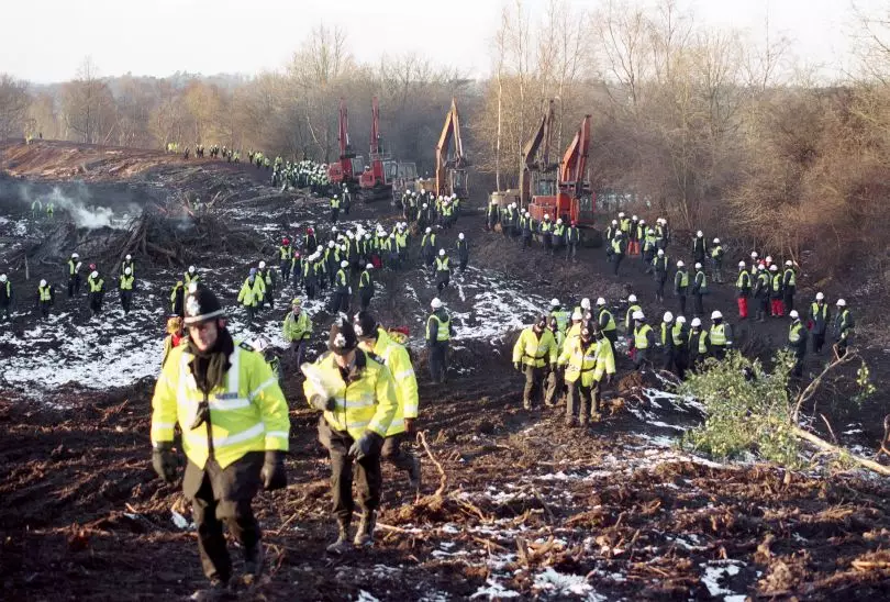 Newbury Bypass 1996 - Ungefär som en armé, en rad poliser och säkerhet går med grävarna för att säkerställa att aktivister inte stoppar dem. Den totala polis- och säkerhetskostnaden för hela kampanjen var 30 miljoner pund.