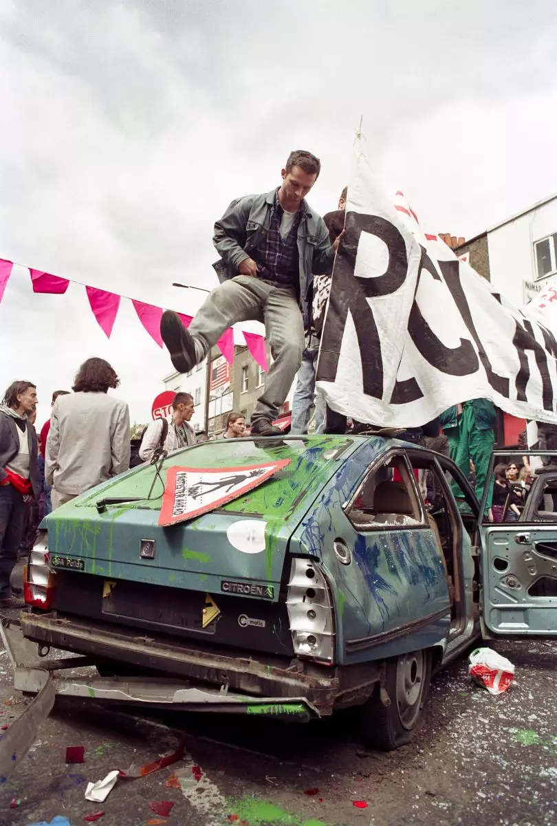 Reclaim the Streets Camden 1995 – Efter en iscensatt bilolycka med falsk road rage blir medlemmar i RTS kreativa med bilarna.