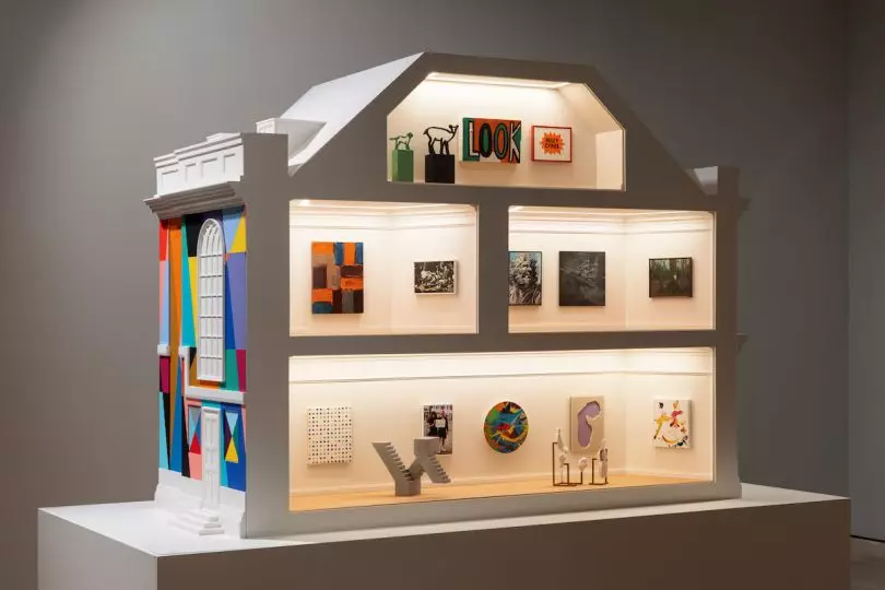 Vues d'installation de "Masterpieces in Miniature: The 2021 Model Art Gallery" à la Pallant House Gallery. Photographie : Rob Harris