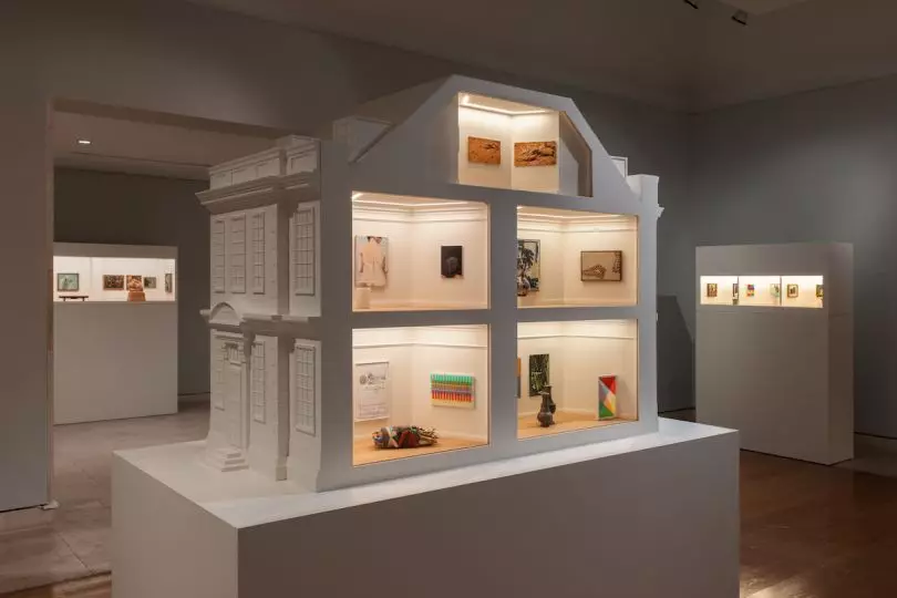 Vues d'installation de "Masterpieces in Miniature: The 2021 Model Art Gallery" à la Pallant House Gallery. Photographie : Rob Harris