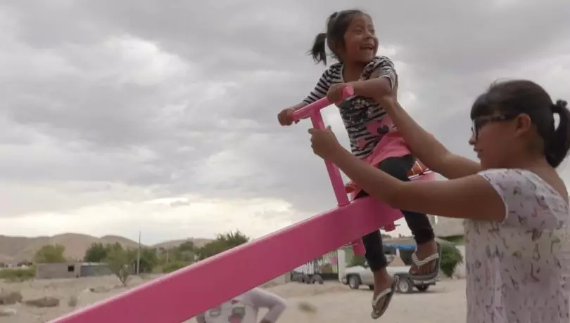 Image Credit: Mimarlar Ronald Rael ve Virginia San Fratello tarafından Colectivo Chopeke ile tasarlanan Teeter-Totter Duvarı