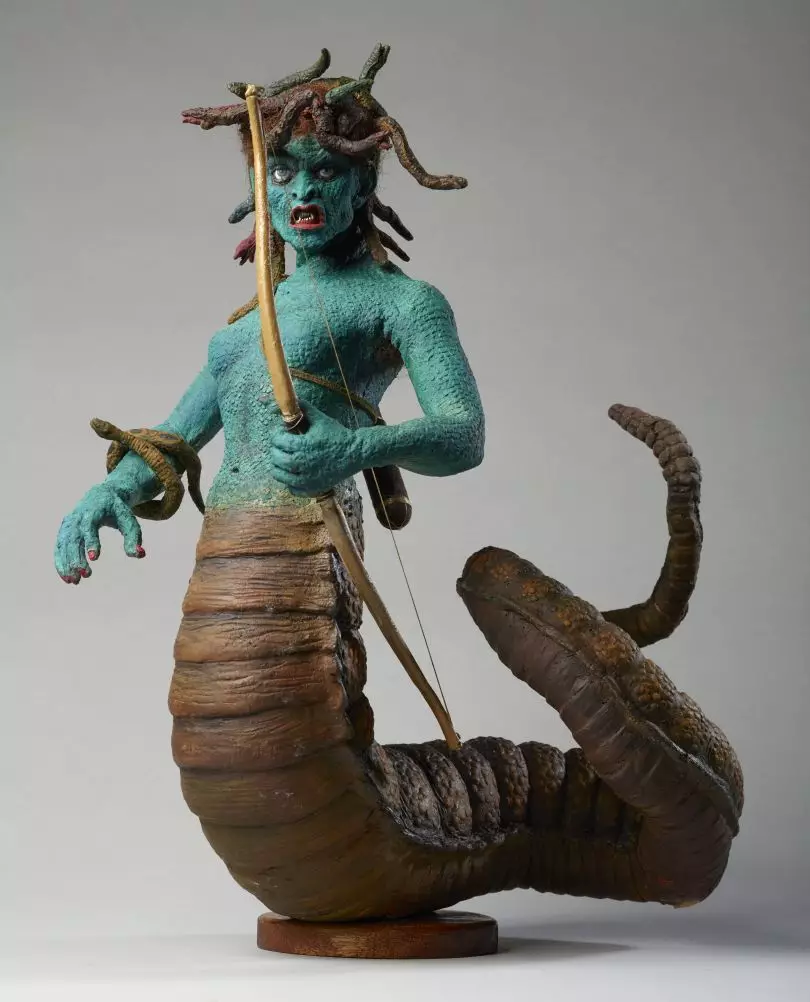 Medusa modelo de Clash of the Titans, c.1979 de Ray Harryhausen (1920-2013) Kolekto: The Ray and Diana Harryhausen Foundation (Bonfarado No. SC001419) © The Ray and Diana Harryhausen Foundation Photography: Sam Drake (Naciaj Galerioj de Skotlando)