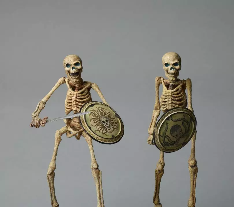 Oriģinālais skeleta modelis. armatūras skelets ar Medūzas vairogu, no Jason and the Argonauts, ap 1962. gada un Original Skeleton modelis; Reja Harihauzena (1920–2013) astoņkāju vairogs, Freda Harihauzena armatūra, ap 1962. gadu Kolekcija: Reja un Diānas Harihauzena fonds (labdarības Nr. SC001419) © Reja un Diānas Harihauzena fonda fotogrāfija: Sems Dreiks (National Galleries of Scotland)