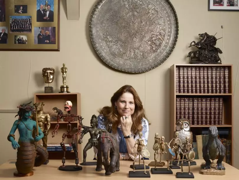 Vanessa Harryhausen kun multaj modeloj kreitaj de Ray Harryhausen (1920-2013). Kolekto: The Ray and Diana Harryhausen Foundation (Bonfarado No. SC001419) © The Ray and Diana Harryhausen Foundation Foto: Sam Drake (Naciaj Galerioj de Skotlando)