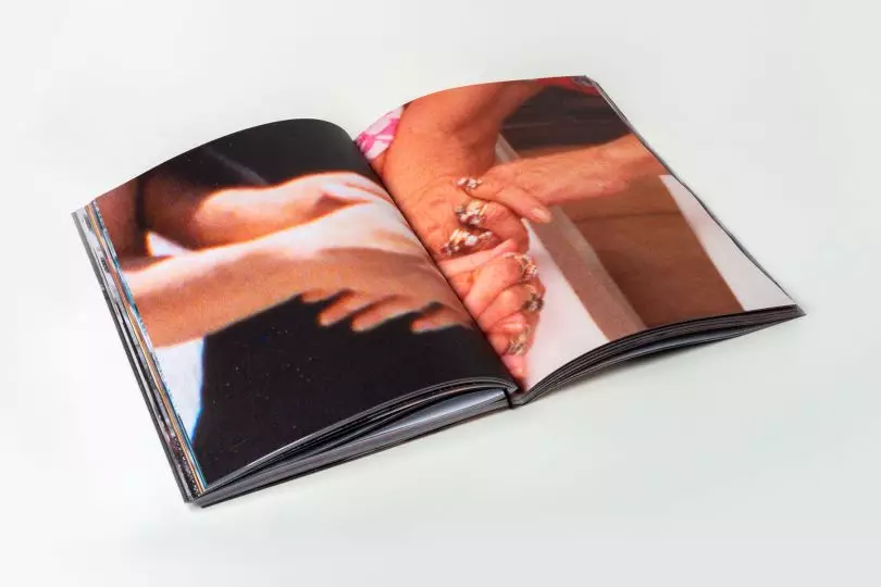 Nova knjiga raziskuje lepoto človeške povezanosti skozi združene stare fotografije 132_7