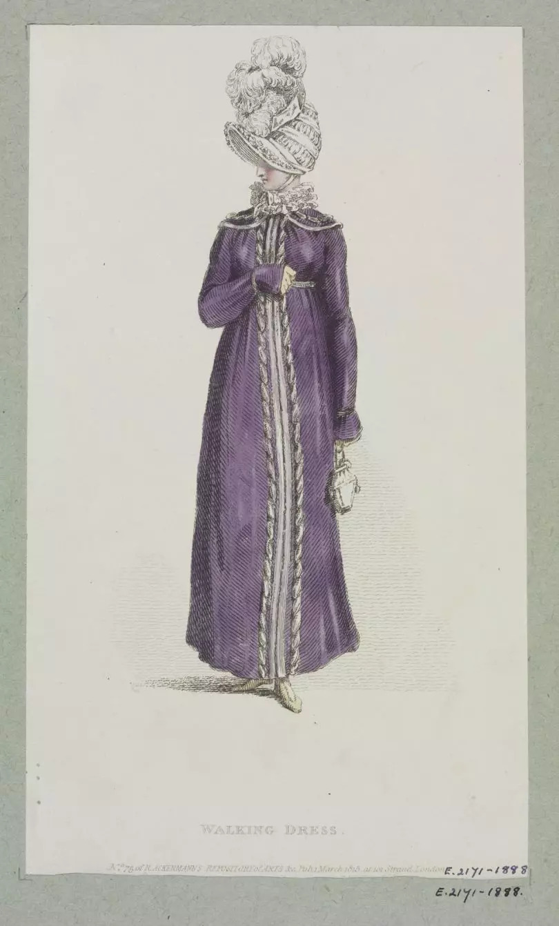 Modetallrik som visar en dams promenadklänning från R. Ackermann's Repository of Arts, 1 mars 1815, England (c) Victoria and Albert Museum, London