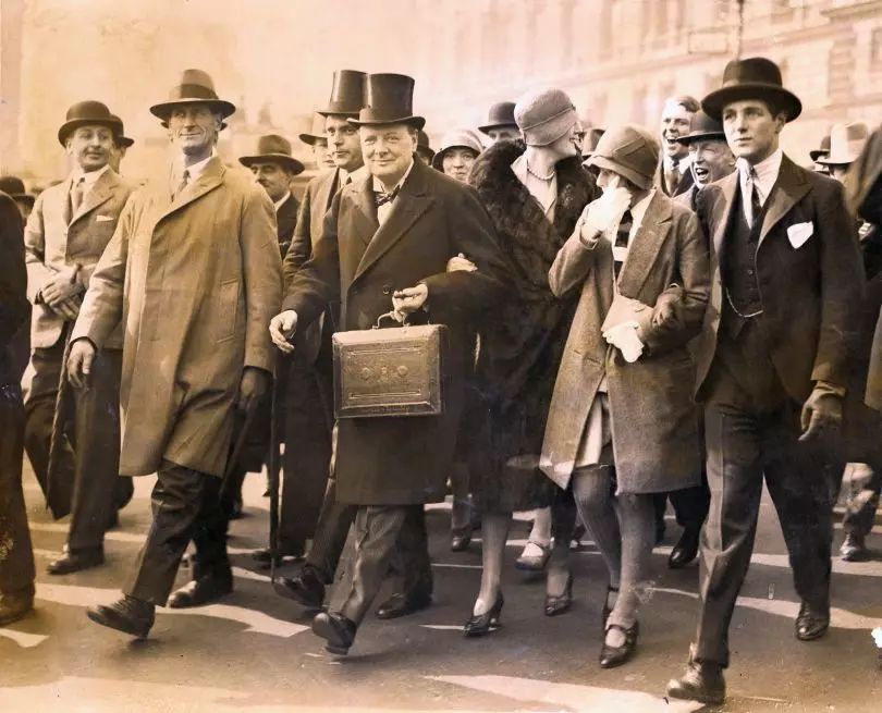 Winston Churchill, finansminister, bærer forsendelseskassen på vej til Underhuset i London for at præsentere budgettet den 29. april 1929. Fotokredit Bettman/Getty