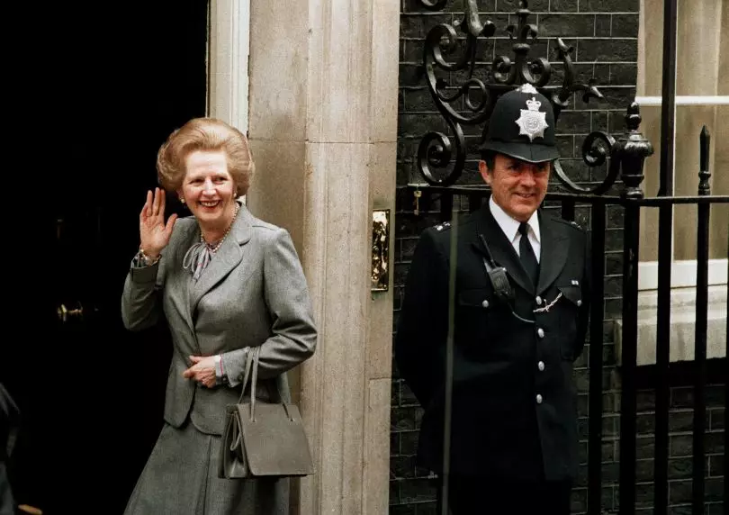 Margaret Thatcher uden for Downing Street 10 med Asprey-taske efter et møde med dronningen, 1987. Fotokredit John Redman/AP Shutterstock