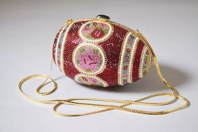 Yapay elmas kaplı metal 'Faberge Yumurtası' gece çantası, Judith Leiber (c) Victoria ve Albert Müzesi, Londra
