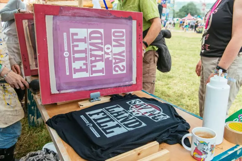 Jou jo âlde t-shirt nij libben mei in skermprinte ûntwerp mei dank oan Anthony Burrill