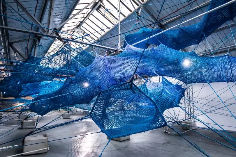 The Weave Project von Anya Hindmarch ist eine immersive Installation, durch die man klettern kann 1342_2