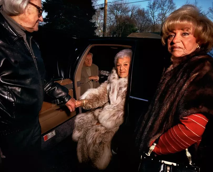 Gillian Laub, Djed pomaže baki, 1999. © Gillian Laub