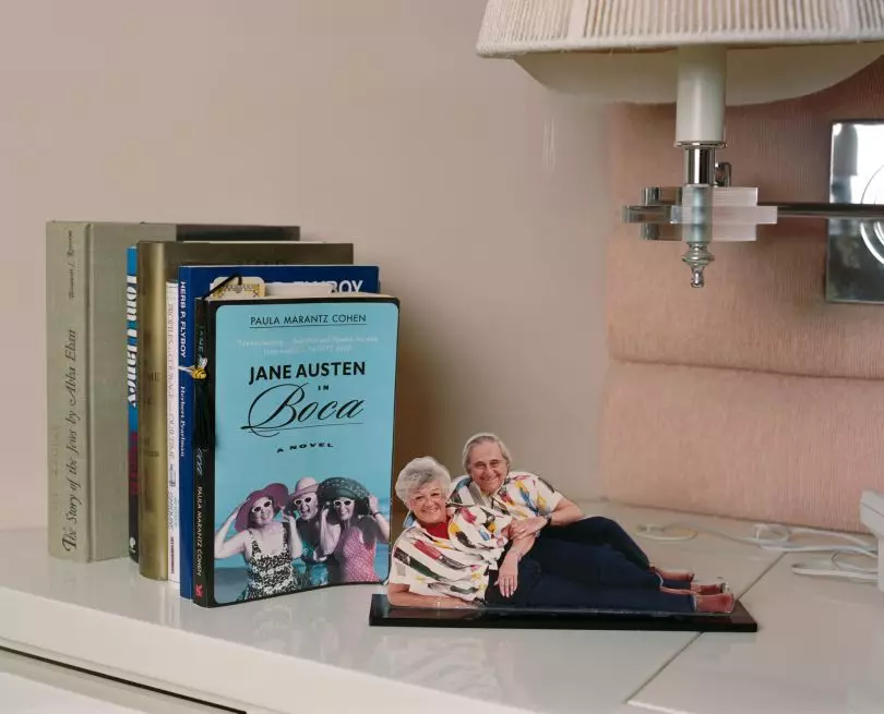 Gillian Laub، میز کنار تخت مادربزرگ، 2004. © Gillian Laub