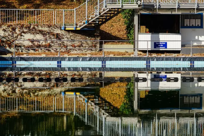 Fotografier af en tysk udendørs pool om vinteren lover en sommer som ingen anden