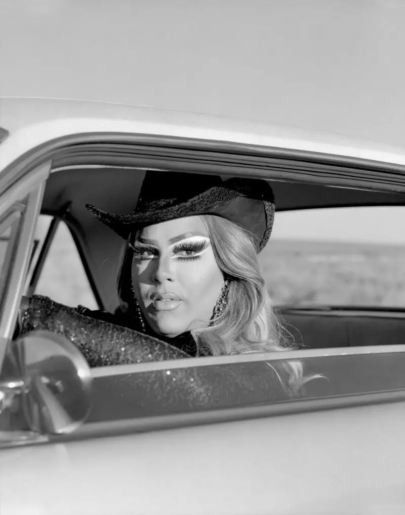 Ασπρόμαυρες φωτογραφίες από την Jane Hilton των «Drag Queen Cowboys» του Λας Βέγκας