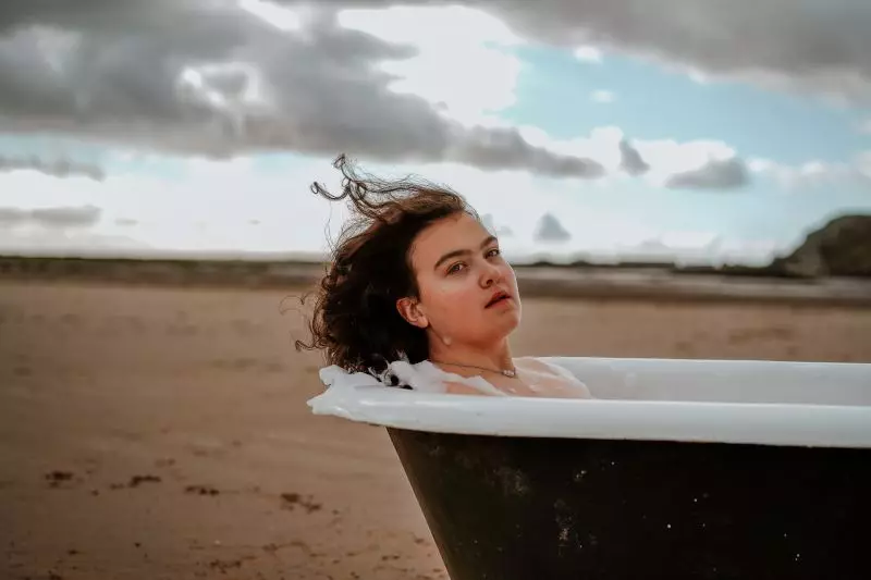 Foto's door Corin Jones van vrouwen die buiten baden in de natuur in vintage badkuipen